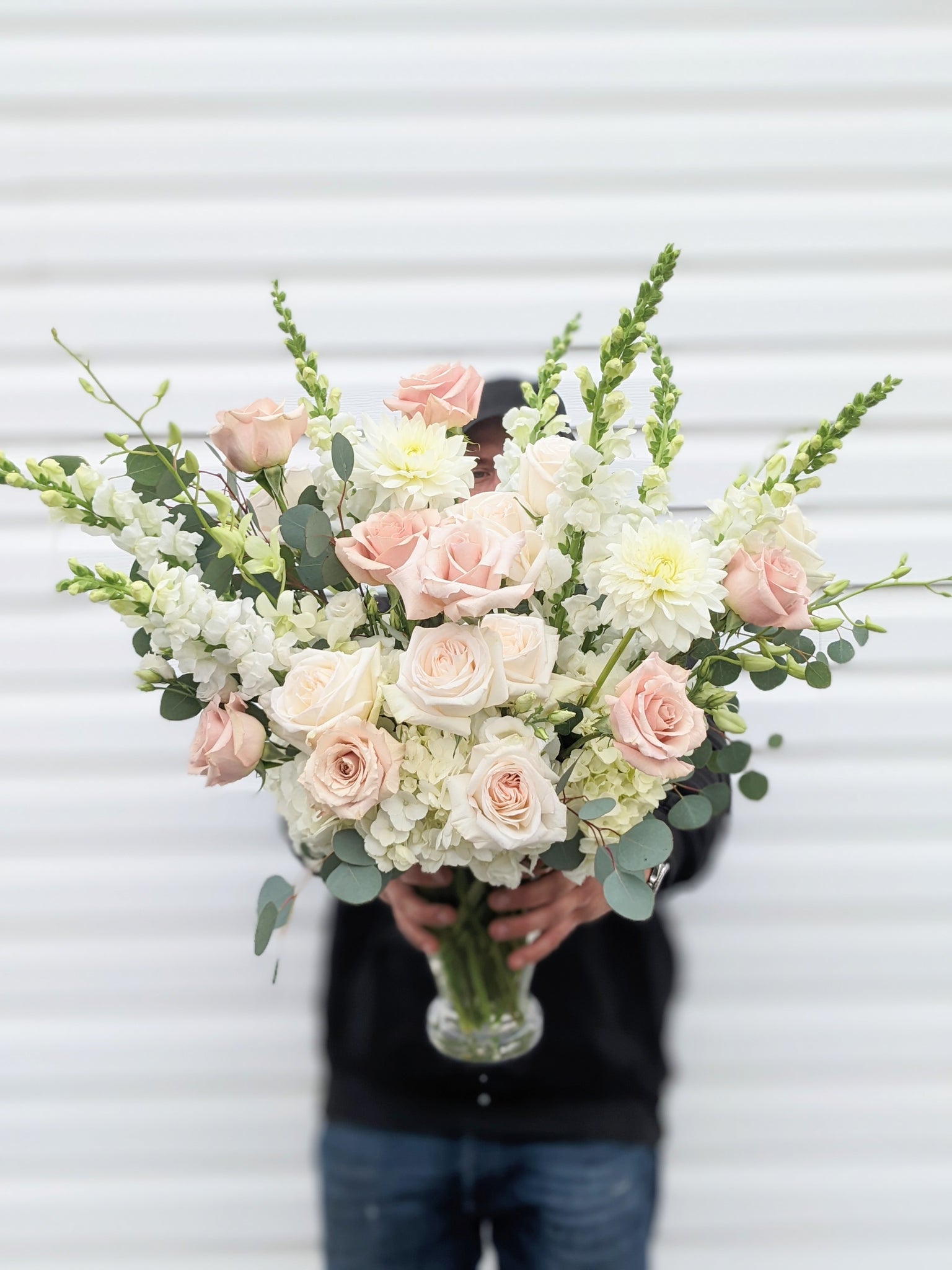 Sandy Rose Vase Arrangement – Beaudry Flowers